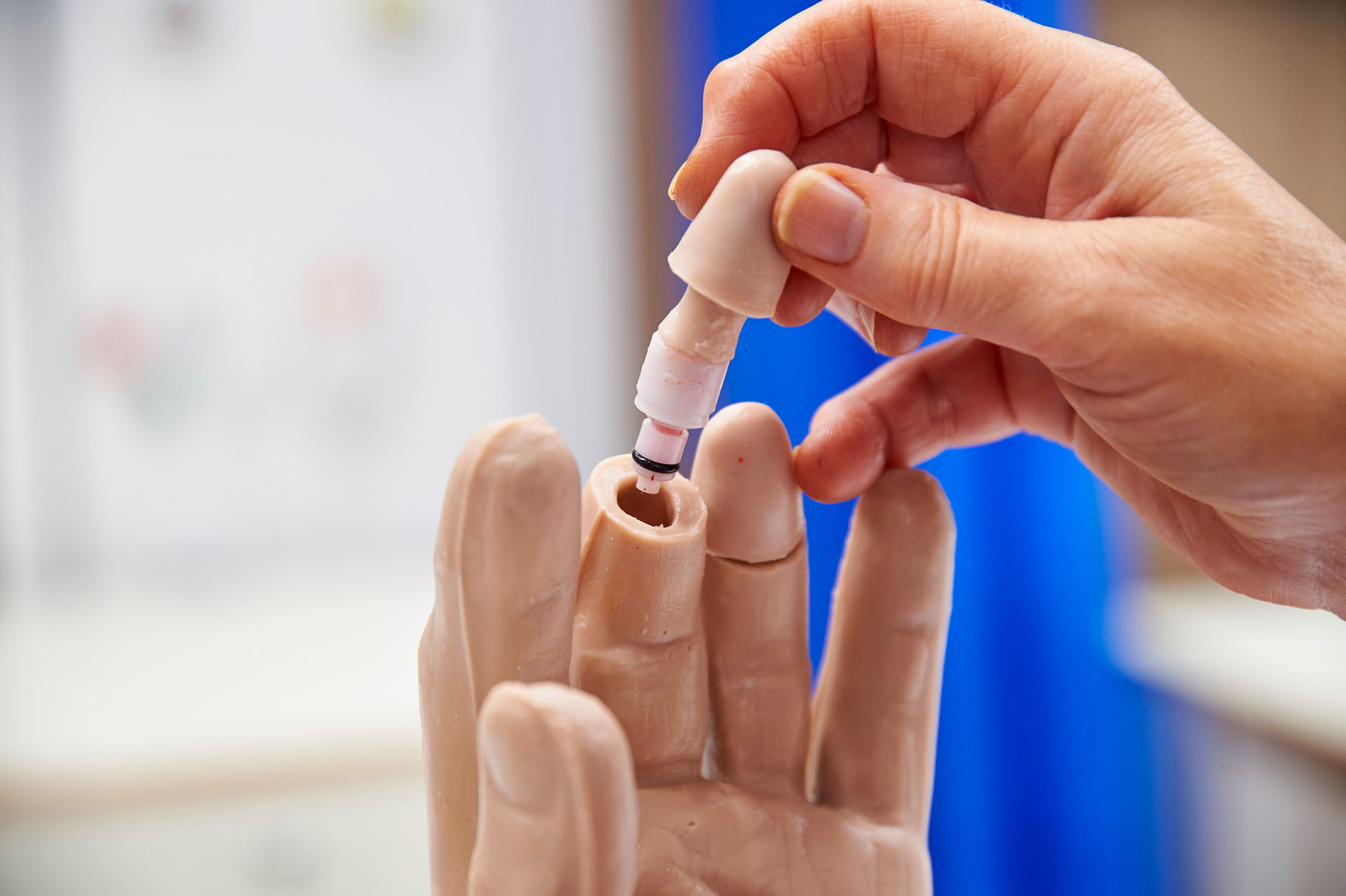 Glucohand® - Digital Glucometer Simulator, Dark - Adam,Rouilly